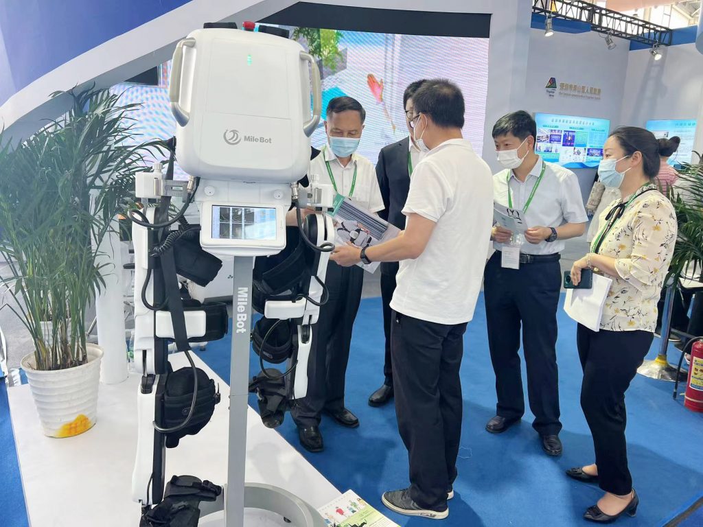 中国残联主席张海迪一行领导莅临迈步机器人展位指导工作 - 迈步机器人-Walk with MileBot