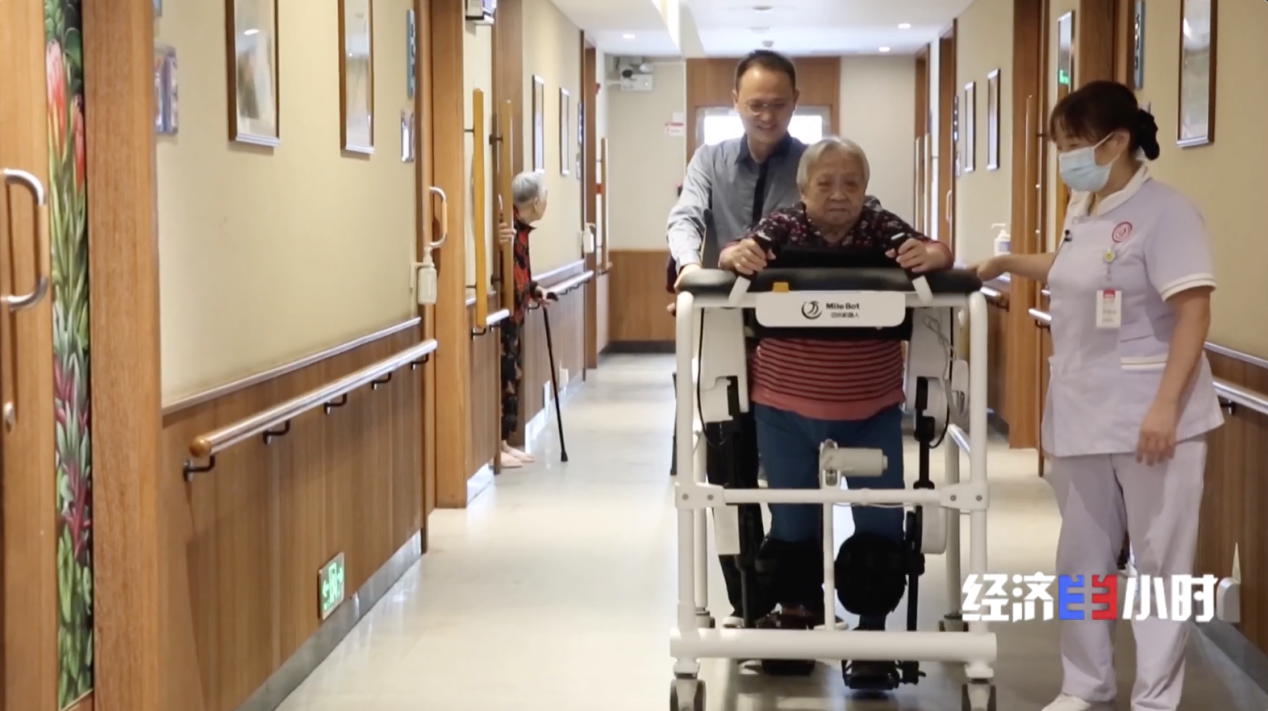 「央视报道」迈步机器人以科技创新，赋能智慧养老新范式 - 迈步机器人-Walk with MileBot